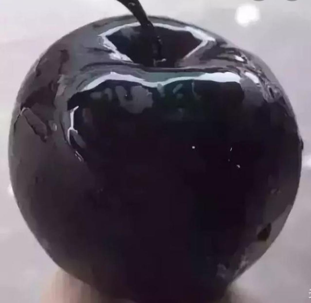 Schwarze Äpfel zum Preis von etwa 6 Euro (pro Stück). Wie verrückt ist ...